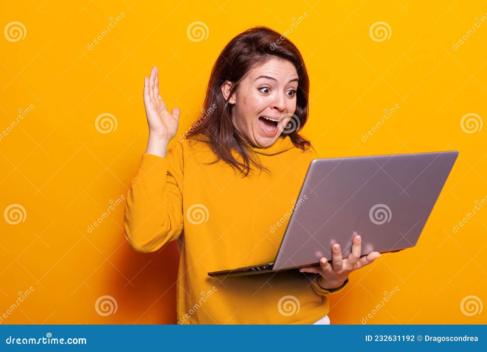 Que signifie « n'hésitez pas à me contacter pour toute information ...